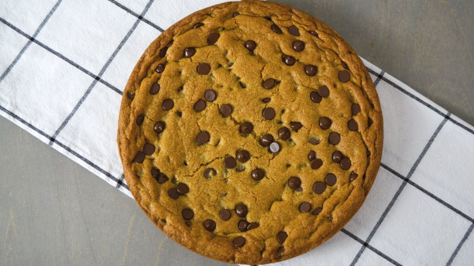 How to Create Giant Cookies at Home